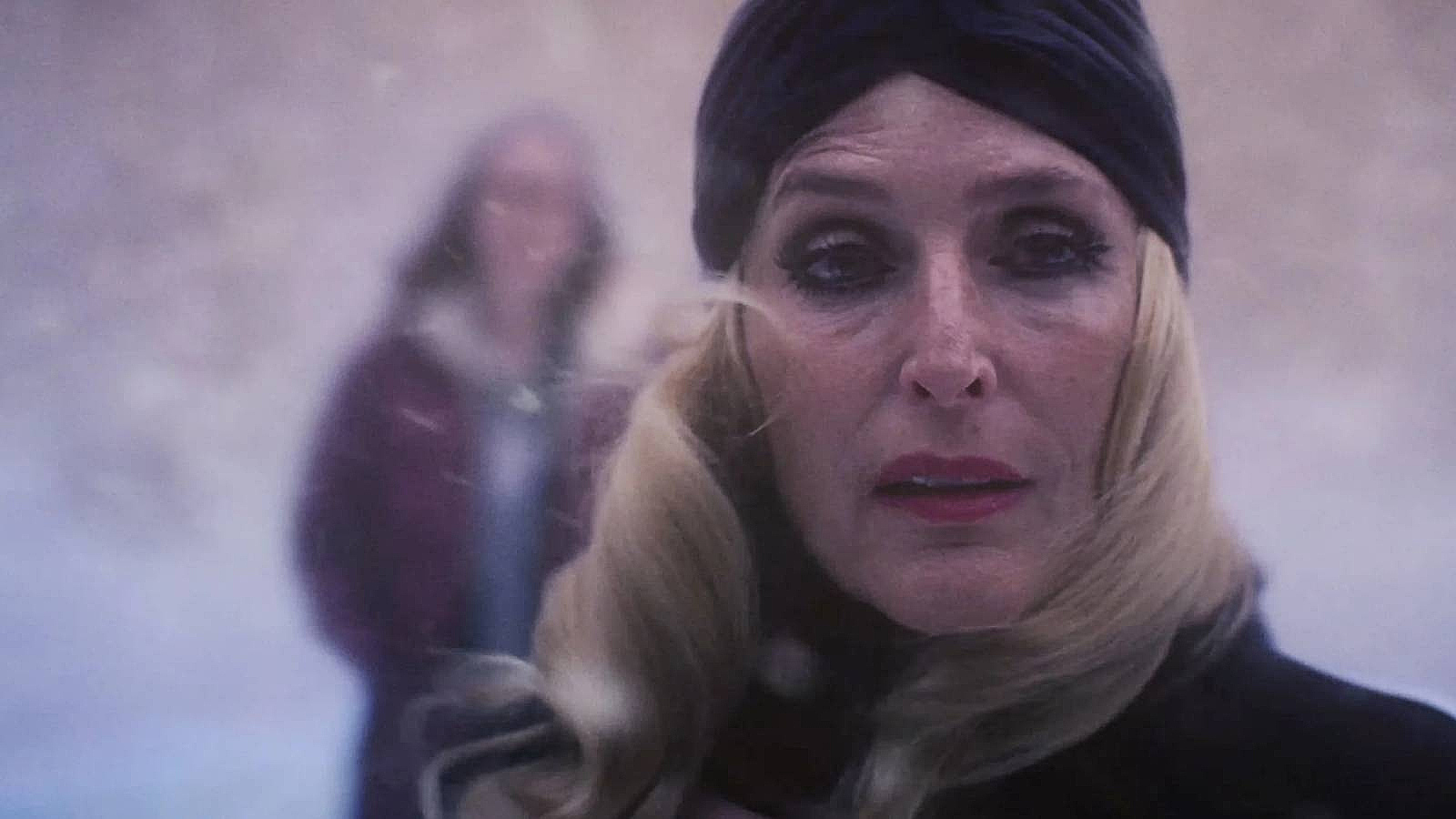 Gillian Anderson har inte alla hästar hemma i "Teenage Sex and Death at ...