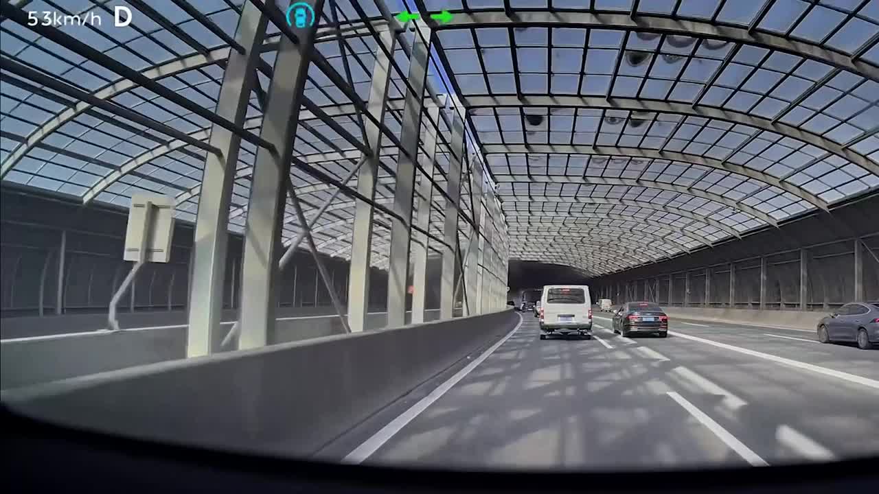 Fire erupts after three-vehicle crash on expressway in China
