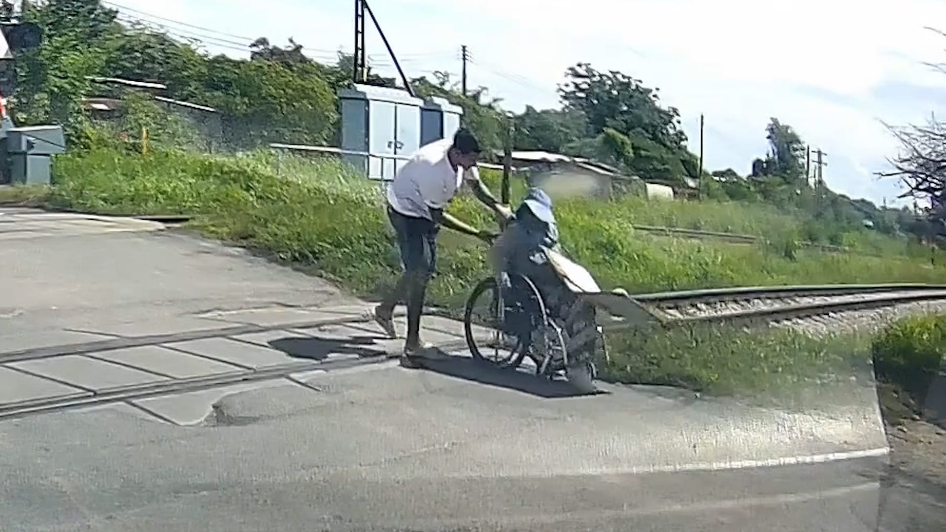 Kind driver rescues disabled vendor when wheelchair gets stuck on level ...