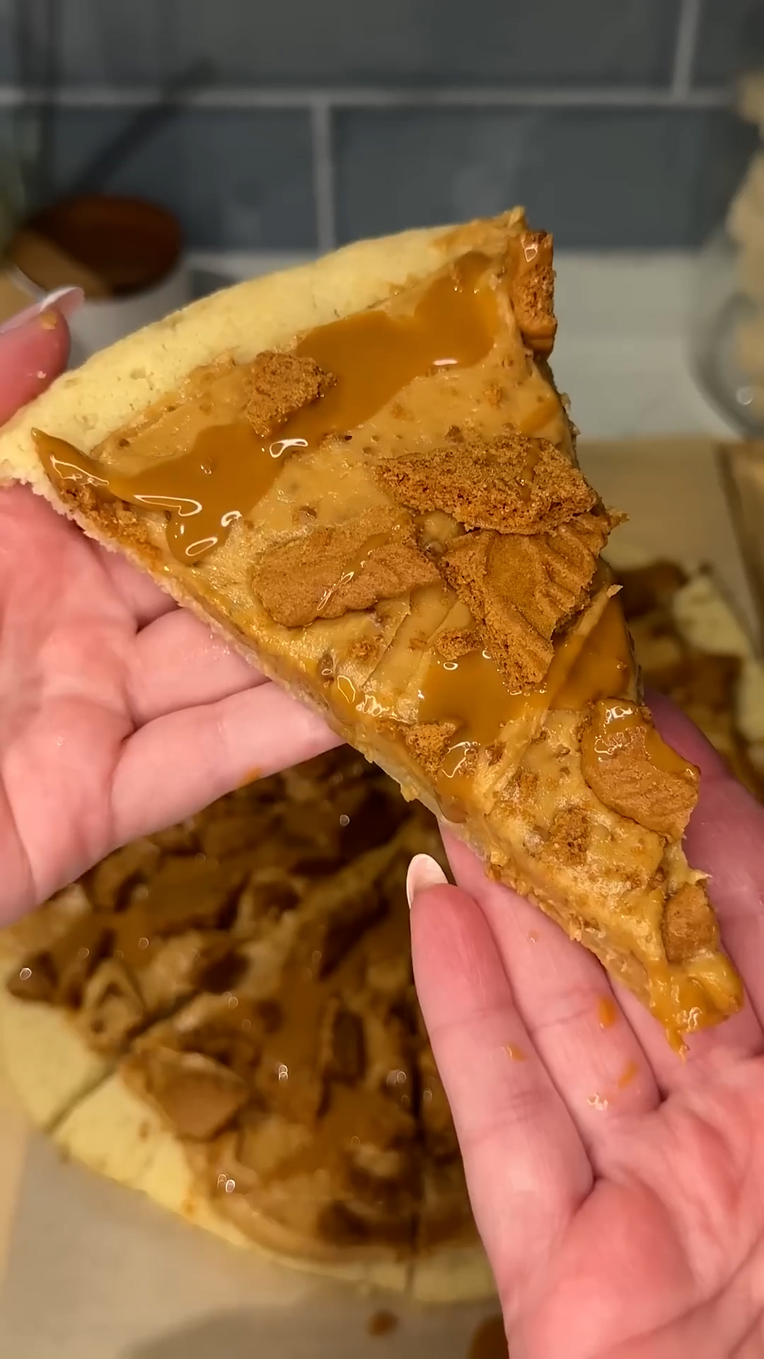 Spiced spread flavors cream cheese filling in cookie base