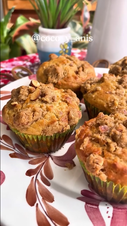 Muffins de banano caseros con cobertura crujiente perfecta