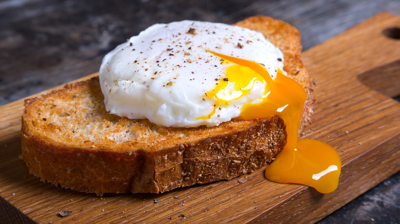 11 different methods for poaching eggs