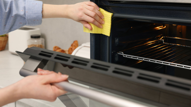 Easy and affordable oven cleaning hacks for a spotless appliance