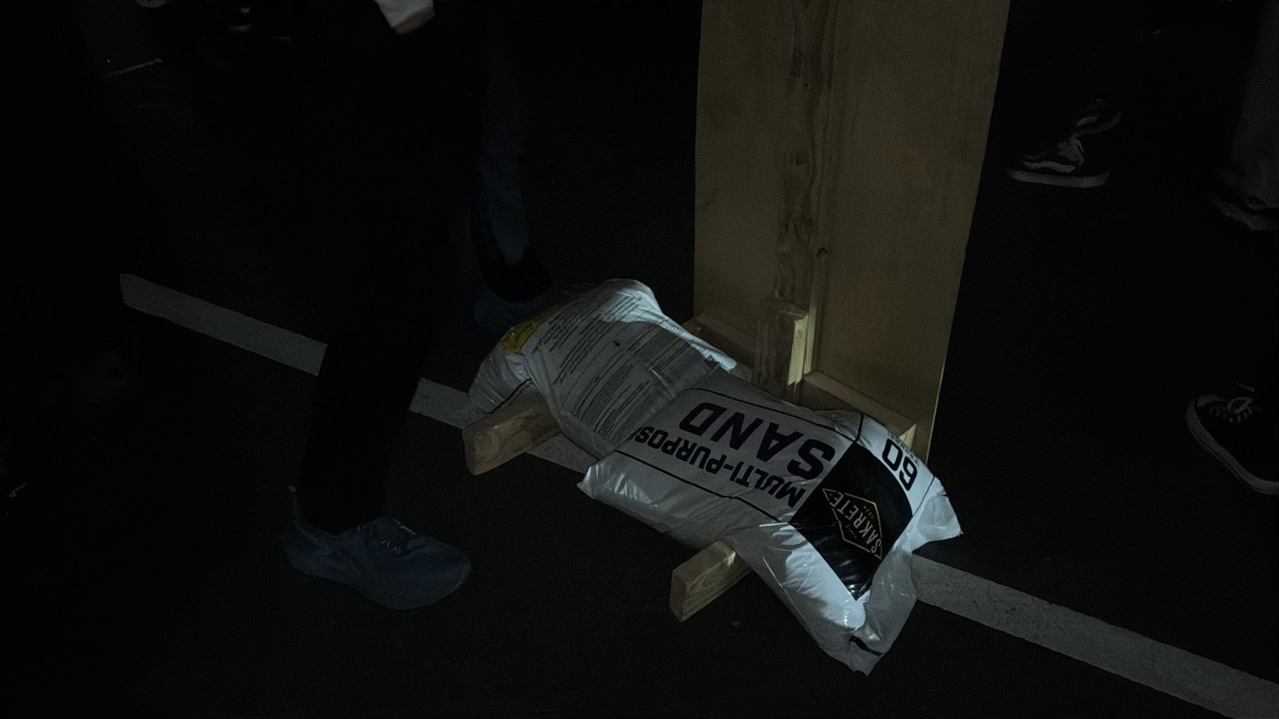Anti-ICE agitators throw wooden pallets, mattresses at federal agents ...