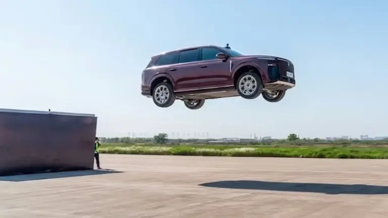6,000-lb Chinese luxury PHEV is put through brutal test where it goes ...