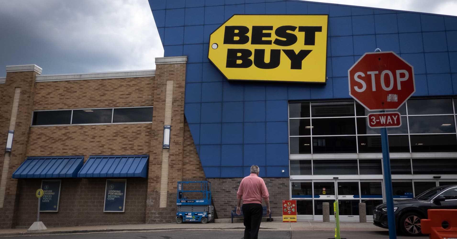 Best Buy beats on top and bottom lines as retailer aims to reinvigorate ...