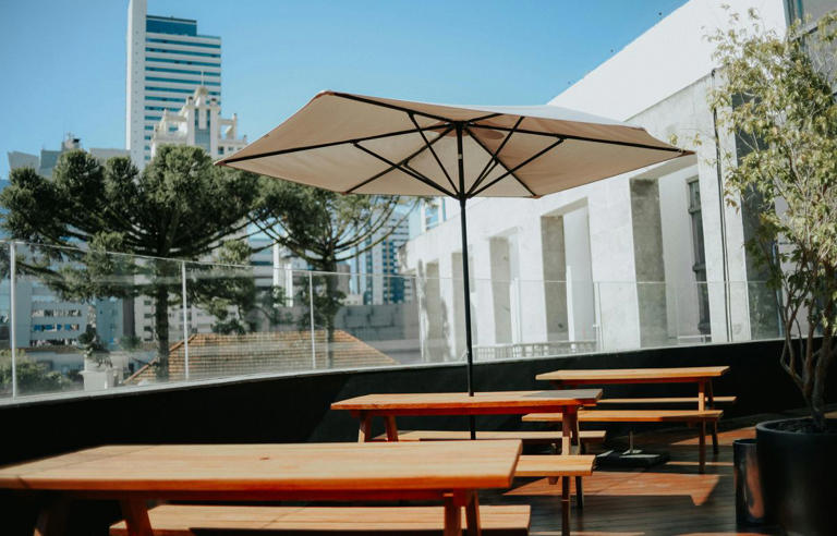 Etats-Unis : Une femme meurt à la terrasse d’un restaurant, percutée ...