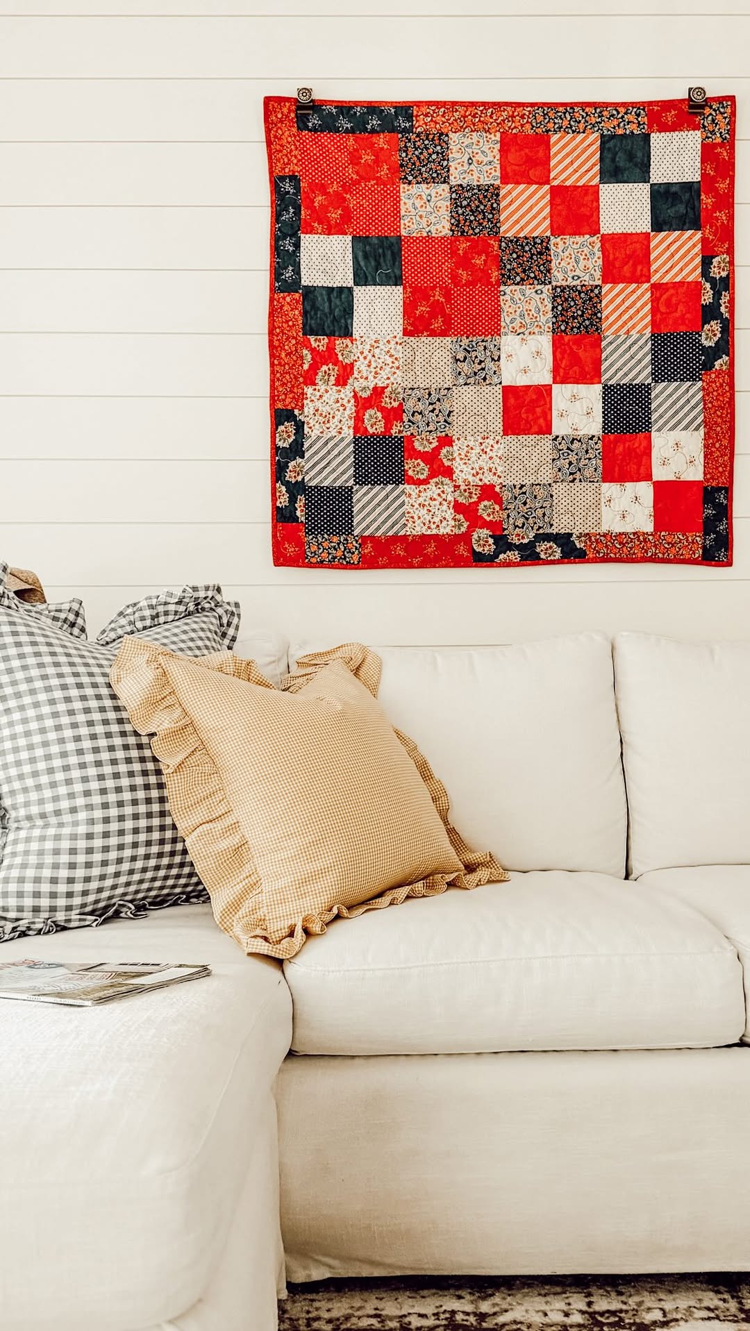 Charming quilt display ideas for warm living rooms