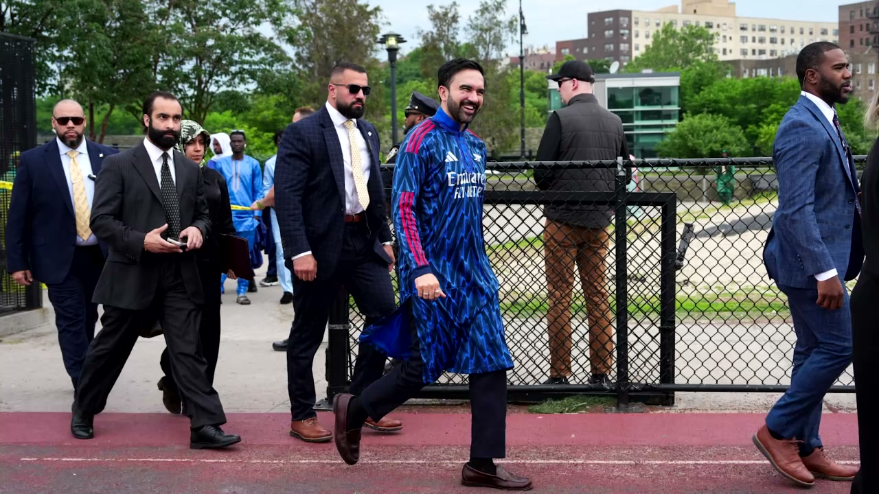 NYC Mayor Mamdani sports Arsenal thobe at Eid celebrations ahead of ...