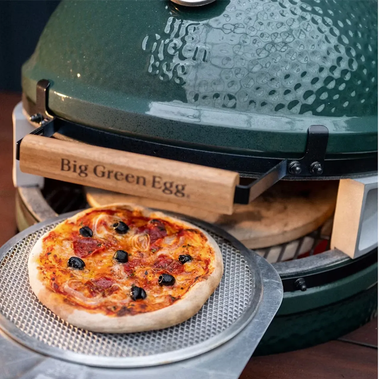 This 'Wedge' Convert Your Big Green Egg Into a Pizza Oven