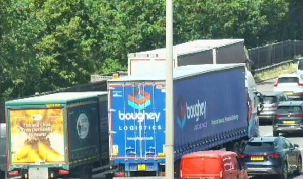 M25 traffic: Chaos on major motorway as horror multi-vehicle crash ...