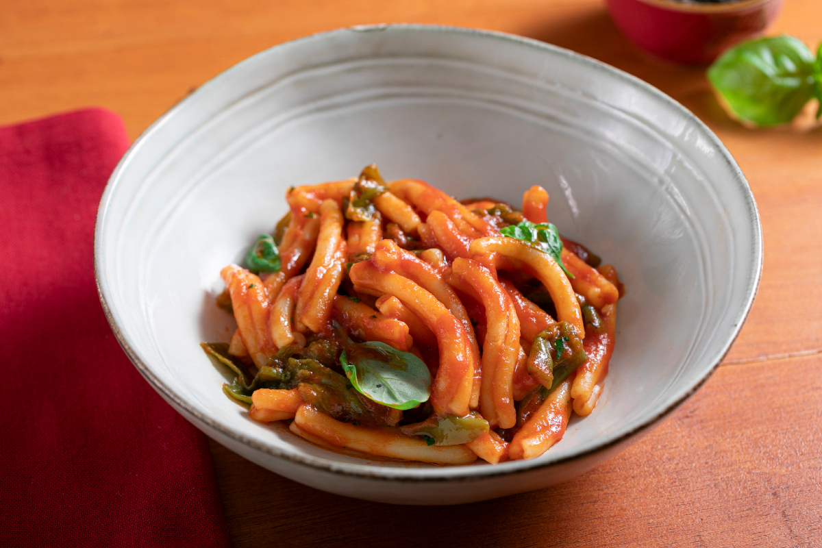 Pasta con sugo di pomodoro e friggitelli