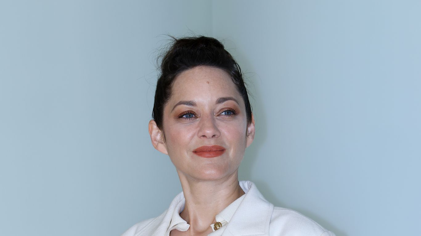 Marion Cotillard en bermuda Chanel : l'allure française prend le large ...