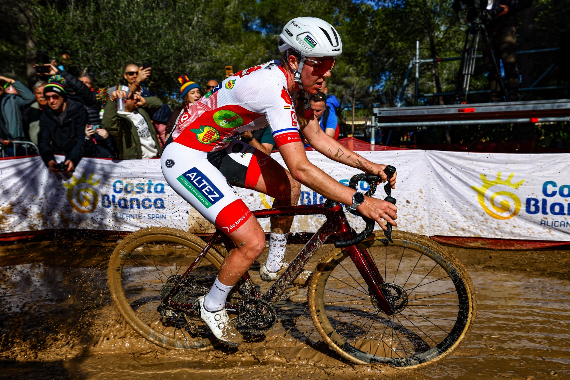 Crosser Amandine Fouquenet zal op de weg uitkomen voor AG Insurance-Soudal