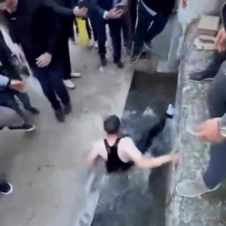Bayram namazına gelmeyenleri buz gibi suya attılar