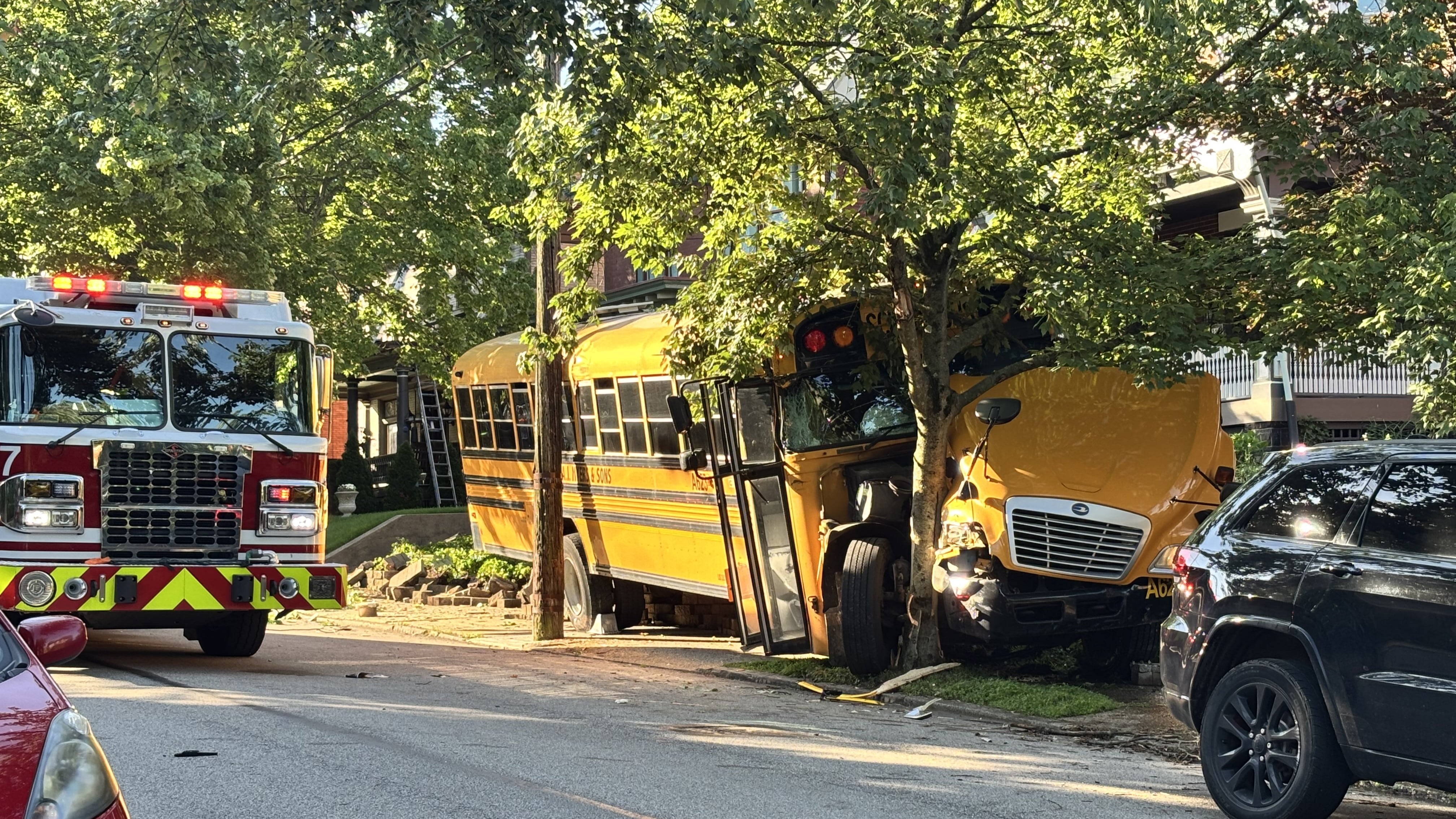 School bus crashes into tree in Pittsburgh’s Highland Park neighborhood