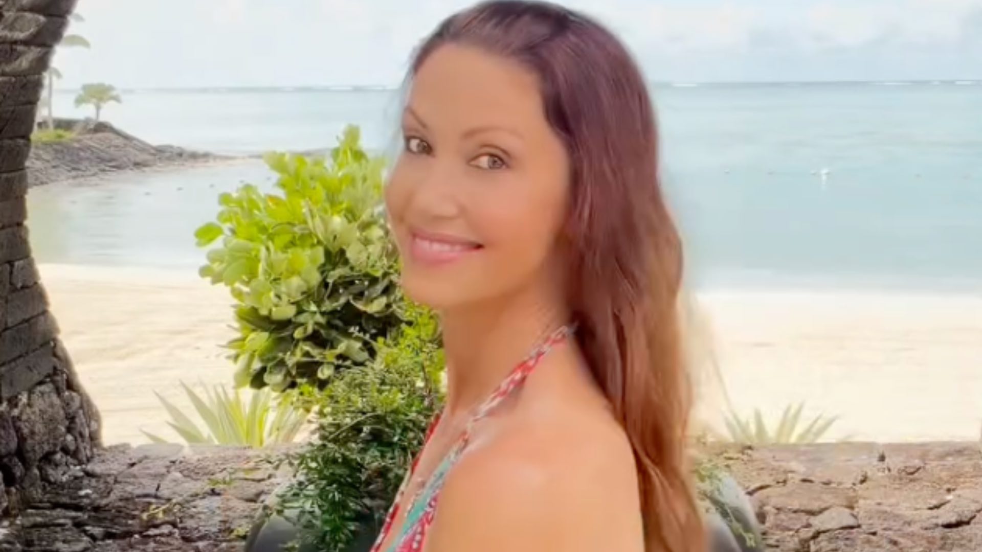 Shannon Elizabeth, 52, opts for an ultra-trendy beach look