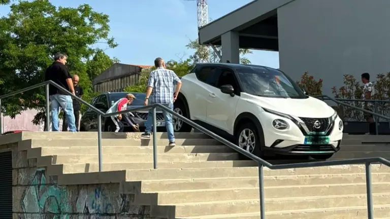 Insólito em Felgueiras. Condutor desce escadas com carro (não foi o 1.º)