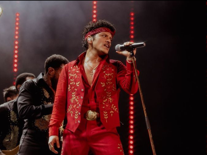 Bruno Mars packs powerful punch with big show at Rogers Stadium
