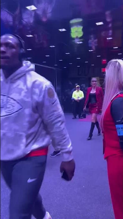 Taylor Swift arrives at Arrowhead Stadium for Chiefs-Broncos game