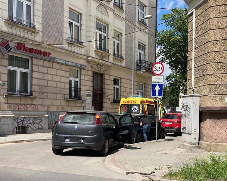 Wypadek w Tarnowie. Samochody zderzyły się na alei Solidarności. Były ...