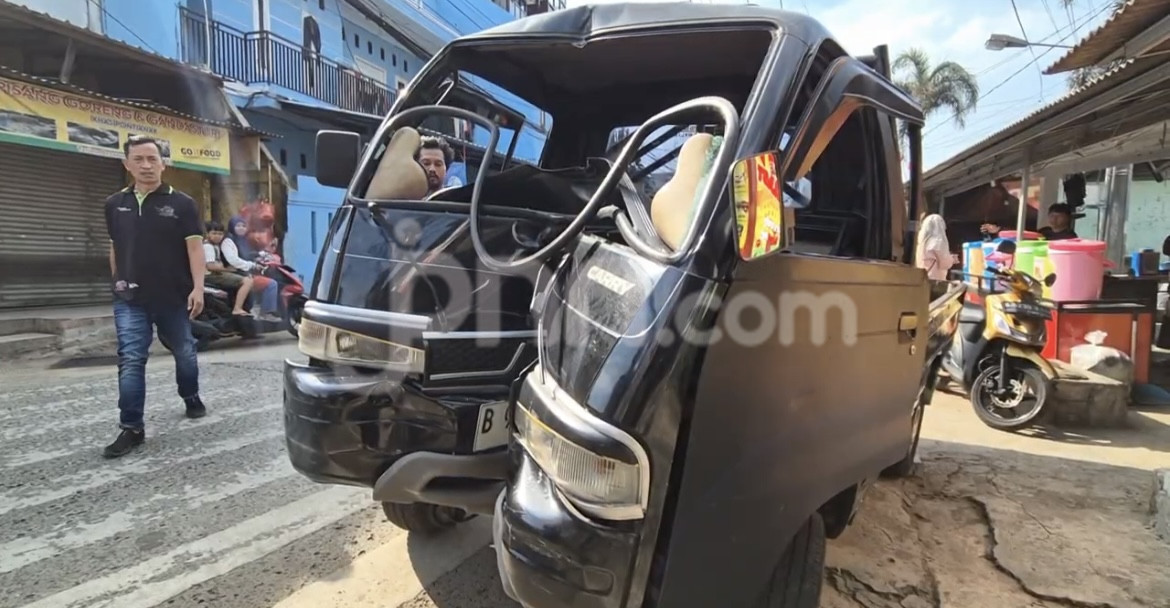 Sopir mengantuk, mobil pikap tabrak tiang listrik di Depok, 2 penumpang ...