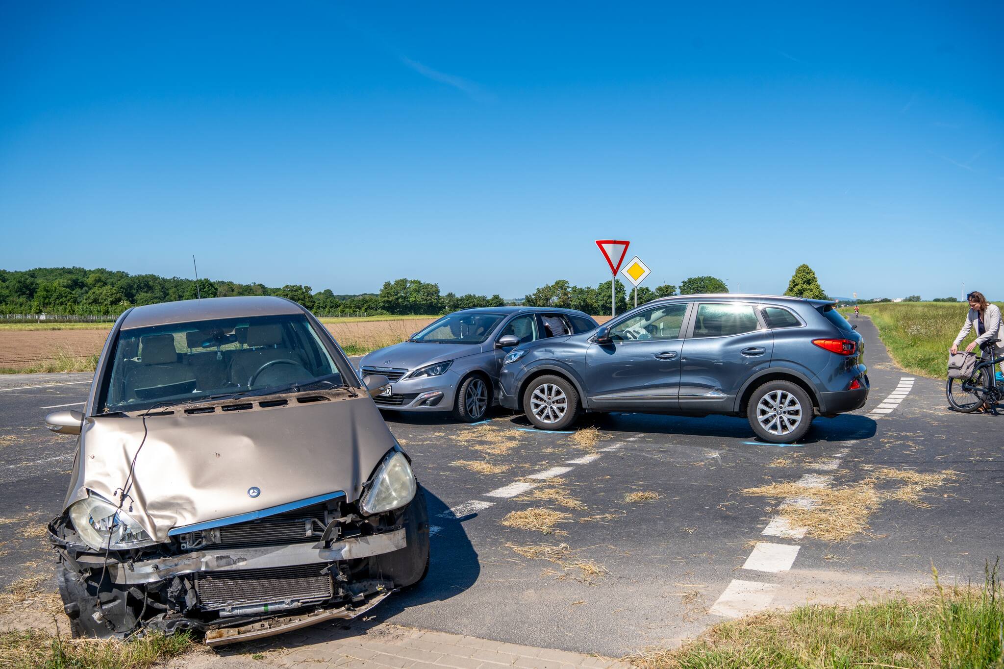 Schwerer Unfall auf der L3268: Drei Autos stoßen bei Bruchköbel zusammen