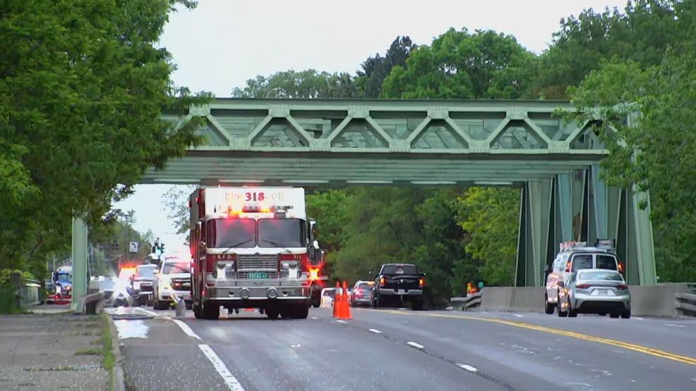 2 injured in Perinton crash along Erie Canal bridge; road closed