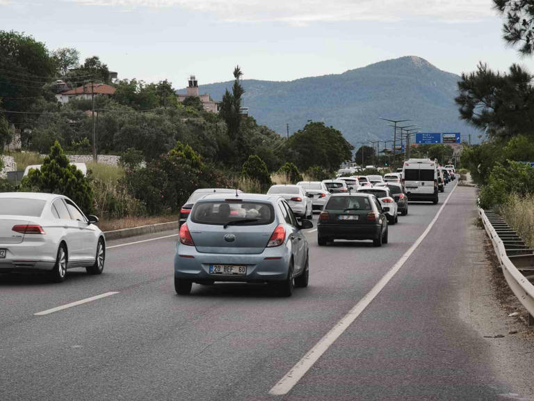 Tatilciler Muğla’ya akın etti: Araç kuyruğu 22 kilometreye ulaştı