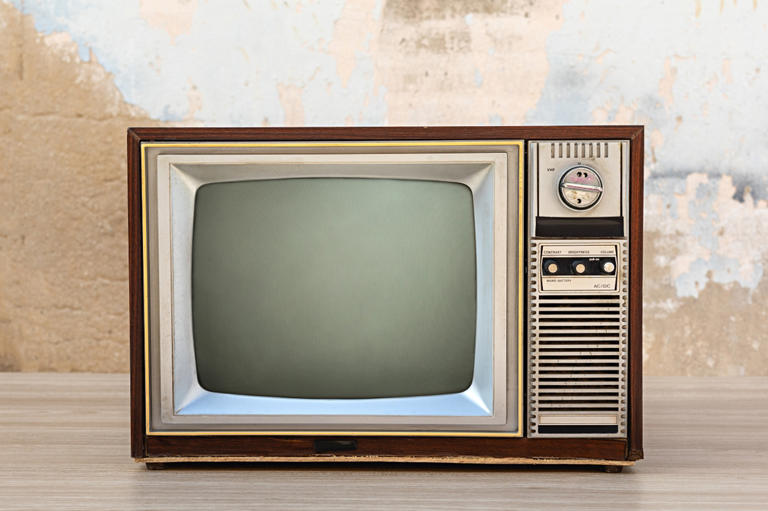 She left a polite note about her neighbor's loud TV. His reply made her ...