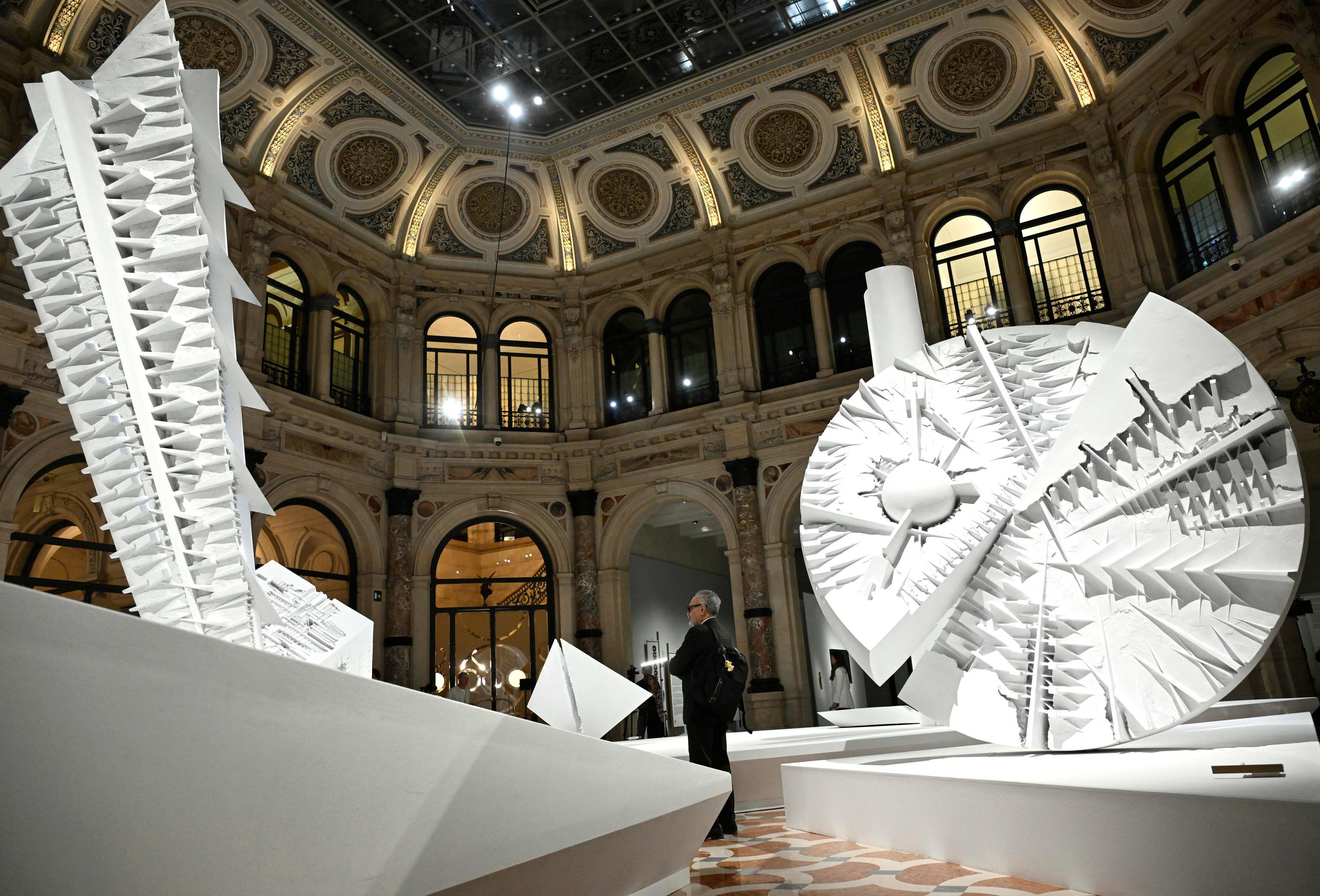 Milano rende omaggio ad Arnaldo Pomodoro: alle Gallerie d’Italia tutte ...
