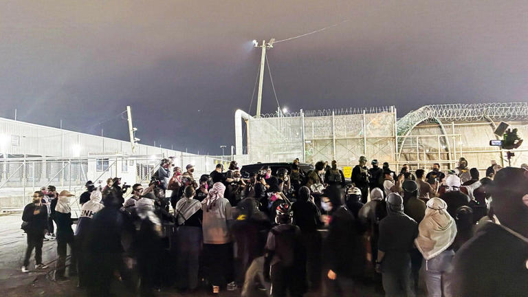 Anti-ICE agitators throw wooden pallets, mattresses at federal agents ...