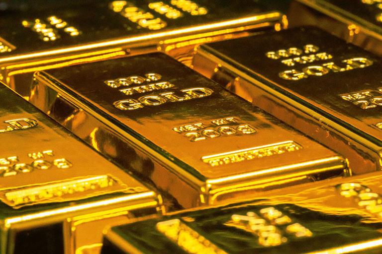 A CIA official faked a military career and brought $40 million in gold ...
