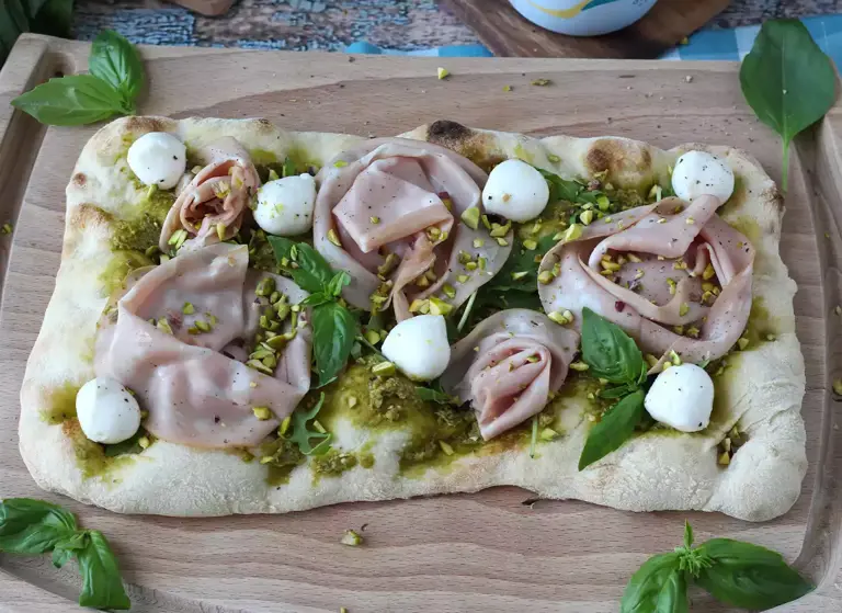 Pinsa con pesto y mortadela, lista en 10 minutos