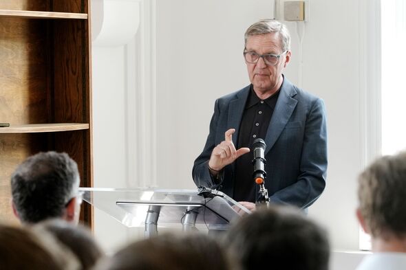 Labour jobs tsar Alan Milburn warns social media 'doomscrolling' is ...