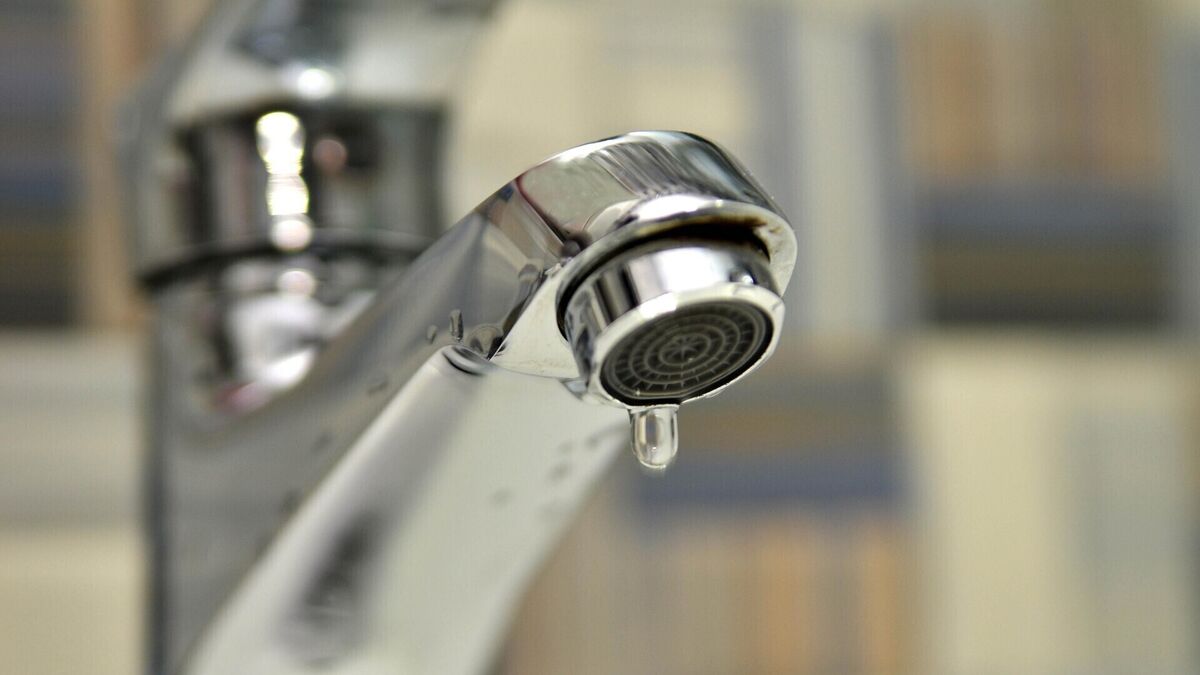 School closes for second day after it runs out of water amid high ...