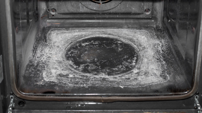 Easy and affordable oven cleaning hacks for a spotless appliance