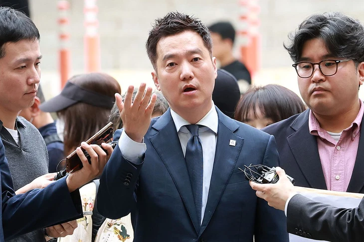 Kim Soo Hyun phản công kịch liệt