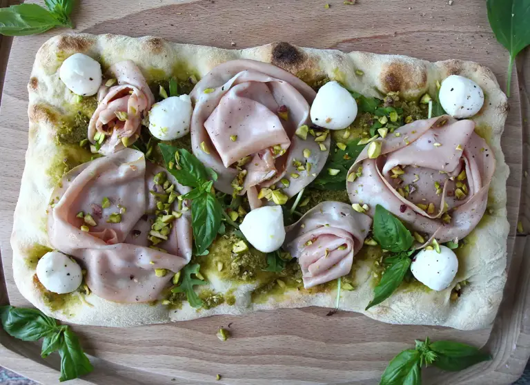 Pinsa con pesto y mortadela, ¡lista en 10 minutos!