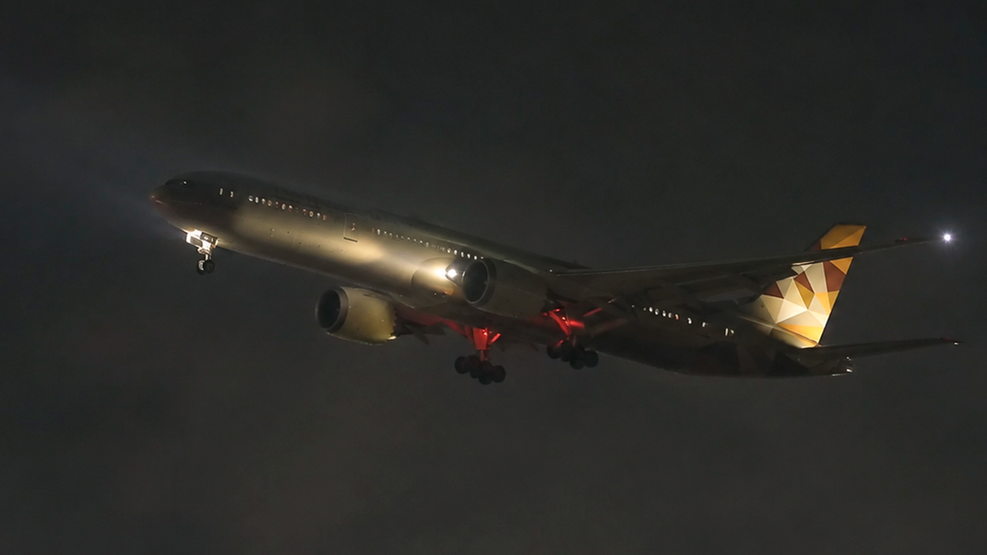 Etihad and Ryanair seconds apart on runway