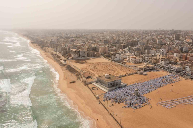 Senegal’de Atlas Okyanusu kıyısında bayram namazı