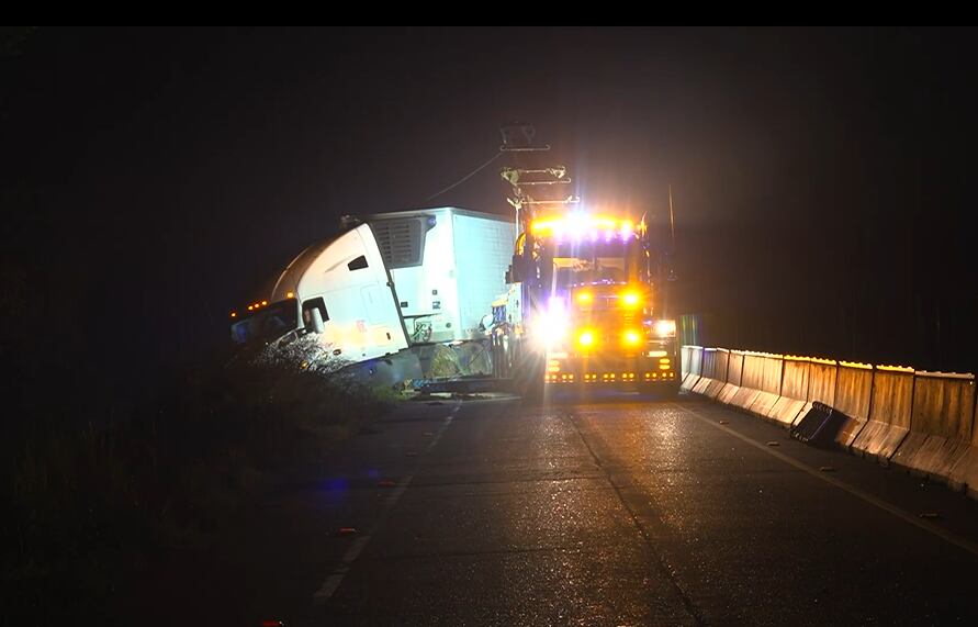 I-20 clear after 18-wheeler hits tree