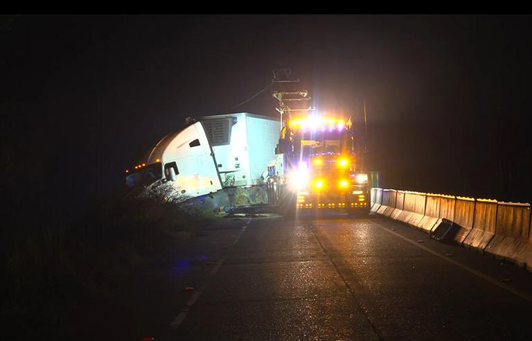 I-20 clear after 18-wheeler hits tree