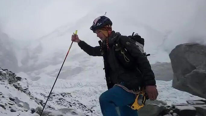 American climber breaks Everest speed record, his team says