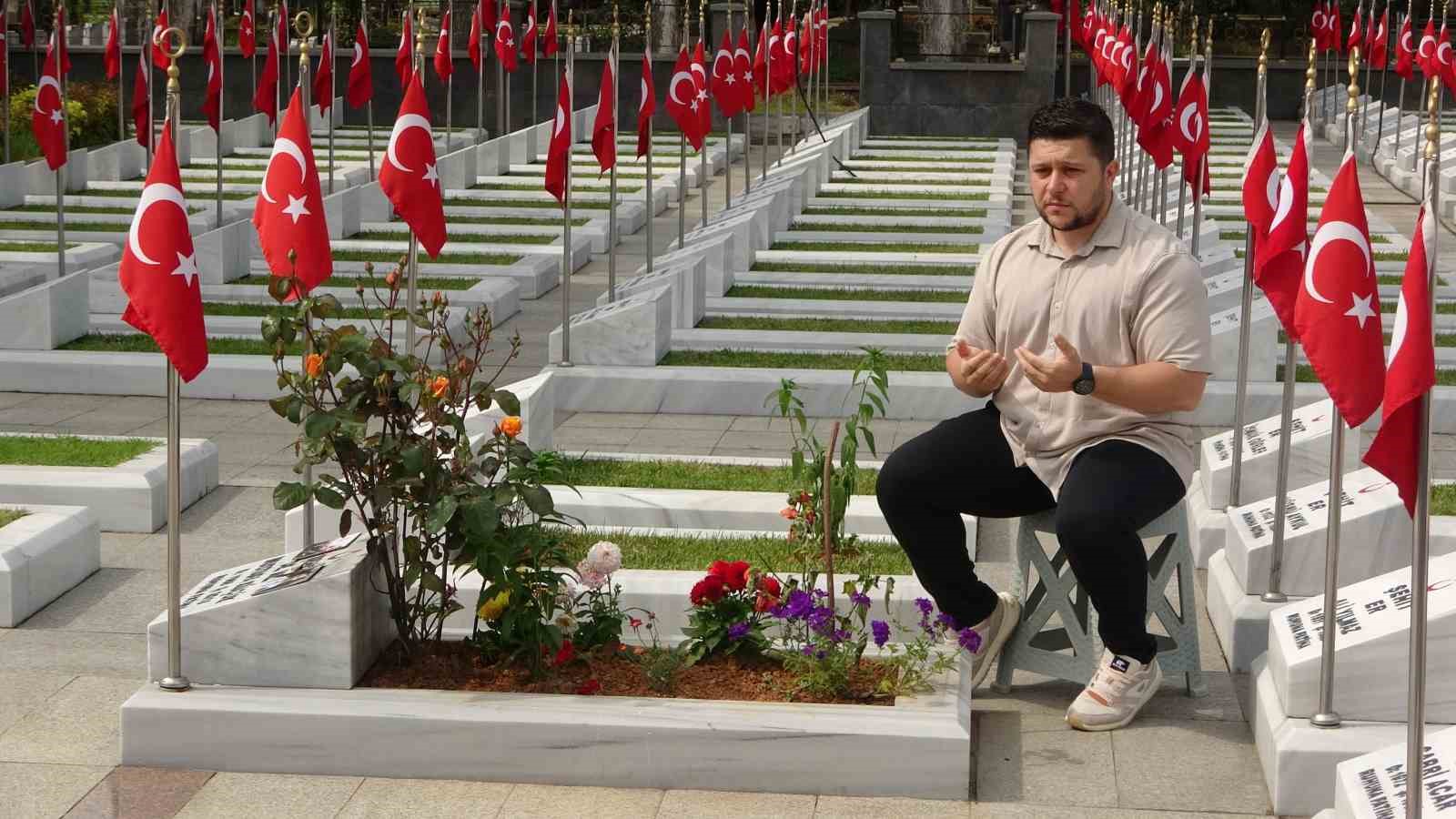 Şehit mezarlarına karanfil bıraktılar, şehit aileleriyle bayramlaştılar