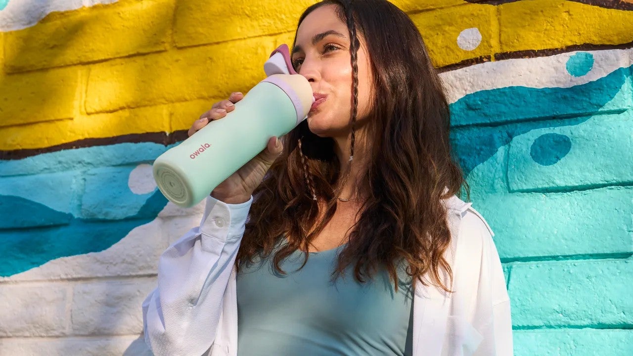 La botella de agua viral que ha sustituido a Stanley y que ya llevan ...