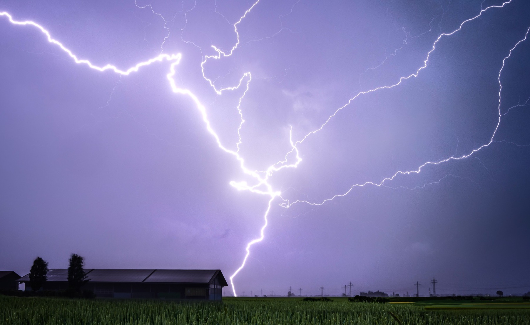 Na uitzonderlijke hete vrijdag volgen stevige regen- en onweersbuien