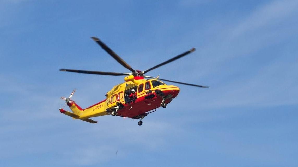 Prato, operaio colpito da un proiettile mentre taglia l’erba: «Ipotesi ...