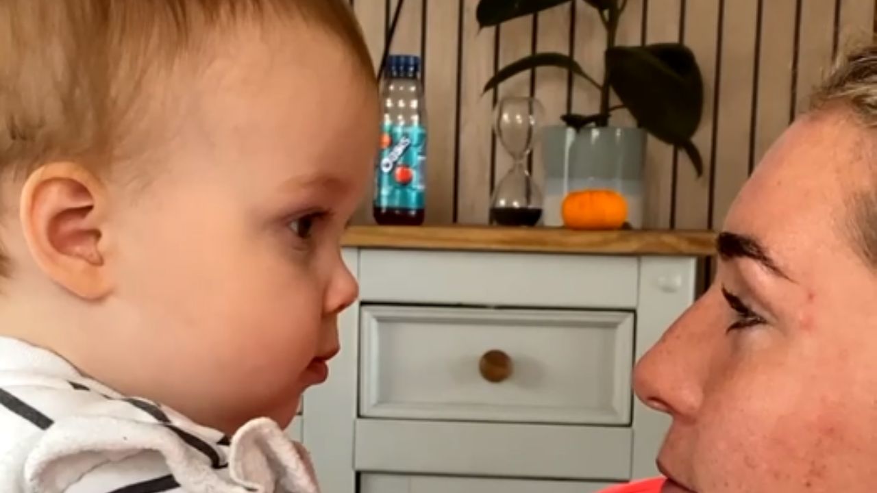 Baby girl surprises aunt by ditching boop on the nose for