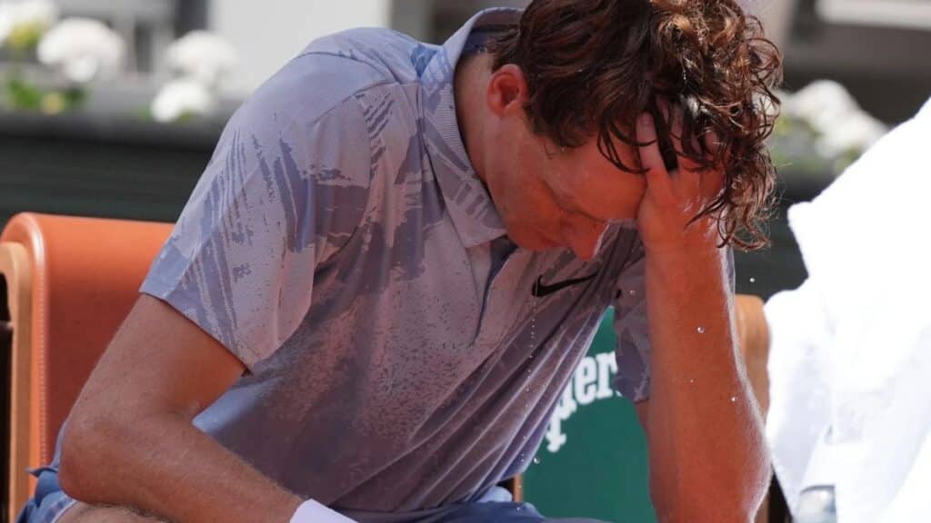 French Open heat gets to Jannik Sinner, who exits in the second round
